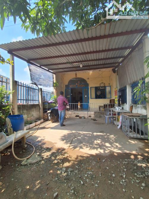 Nhà Cấp 4, đổ tấm sẵn, 5x40, đường 8m đang lên nhựa, Vị Trí Đẹp đầy ...