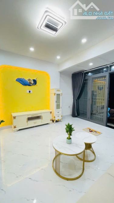 Nhà Tân Phú giáp Tân Bình đường Tân Kỳ Tân Quý nở Hậu 6m7 x 11m6 sổ ...