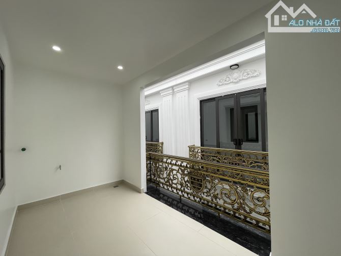 Nhà mặt mới keng 4 tầng ô tô tải chở đồ đỗ tận cửa gần Aeon Mall Lê ...